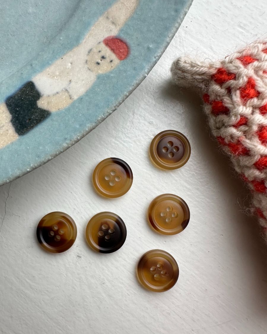 Galalith buttons Ø15 mm - Dark brown - 6 pcs – PetiteKnit