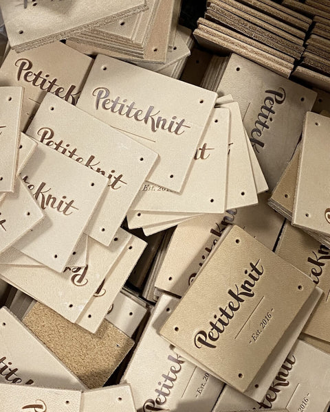 "PetiteKnit"-læderlabel - Forhandlere